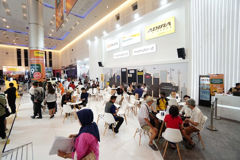 Pengunjung di Booth Danamon bersama Adira Finance di IIMS Surabaya 2024 ...